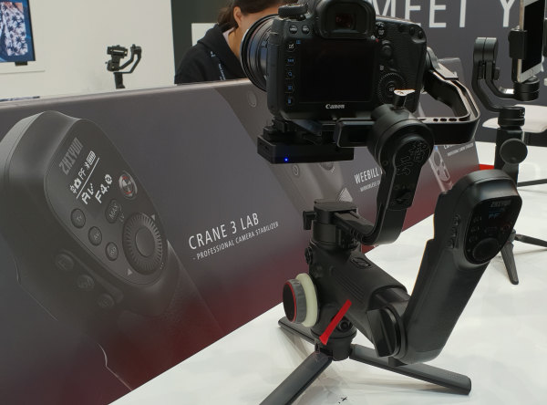 Slashcam News : Zhiyun Crane 3 Lab -- 1-/2-hand Gimbal with HDMI ...
